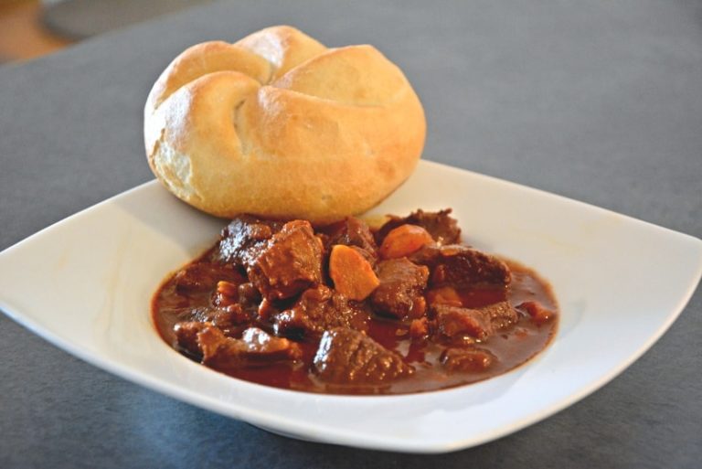 Rindergulasch - zartes von der Schulter - AlleKochen.com